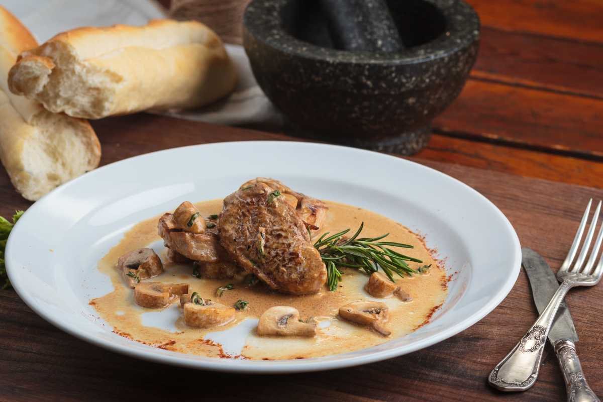 Ukusan ručak gotov za 20 minuta: Pečena teletina sa sosom od šampinjona ...