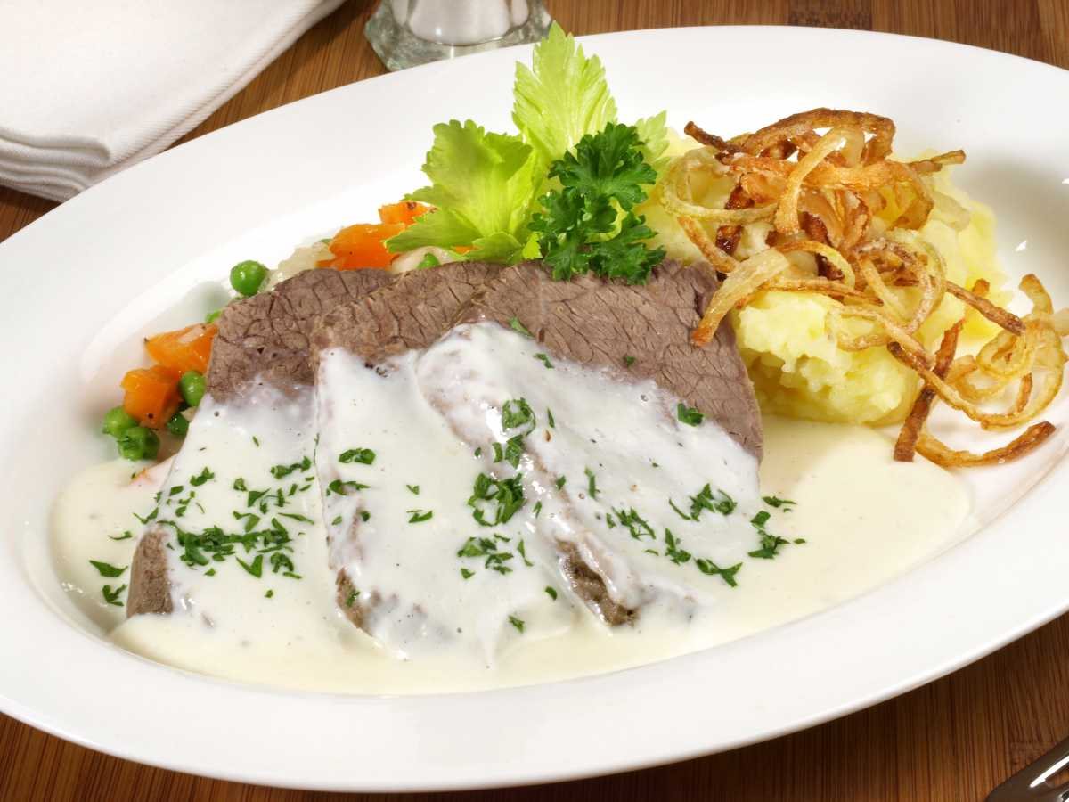 Ukusno i sočno: Kuvano juneće meso sa sosom od rena | Stvar ukusa