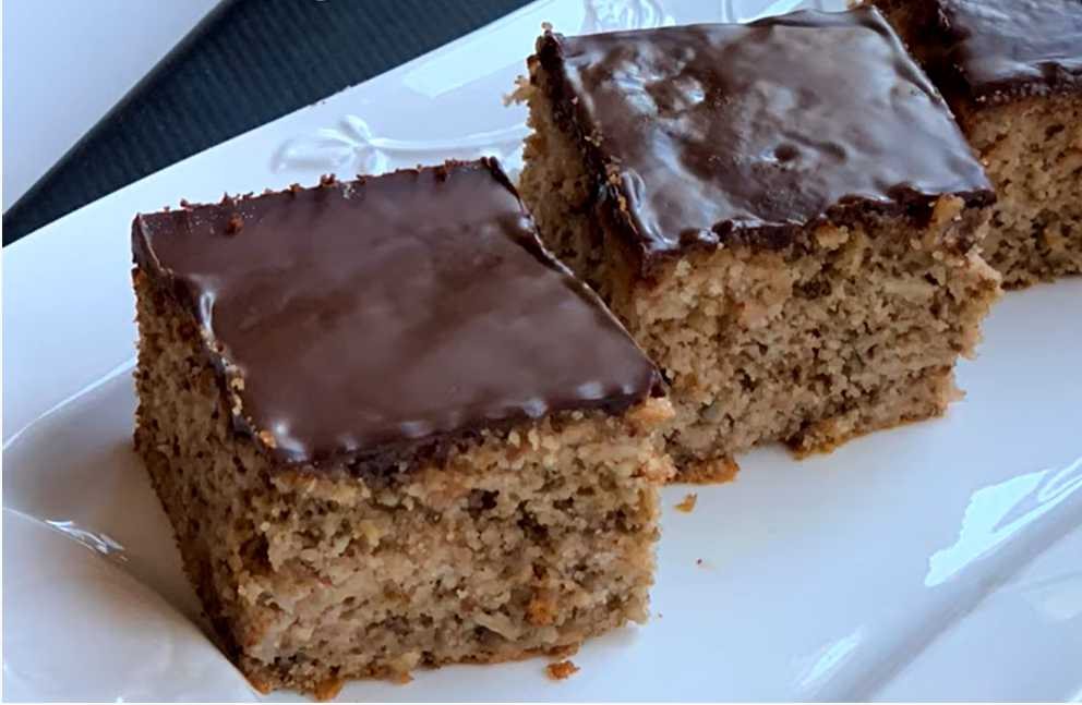 Lagan i sočan desert: Griz kolač sa jabukama i orasima (VIDEO) | Stvar ...