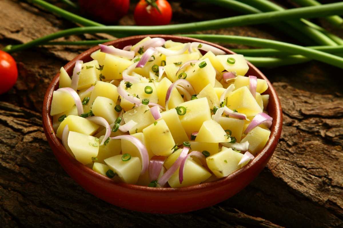 Odličan prilog uz ribu ili meso: Recept za najukusniju KROMPIR SALATU ...