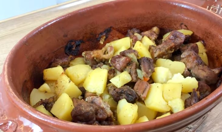 Užitak za čulo ukusa: Svinjsko i juneće meso sa krompirom zapečeno u ...