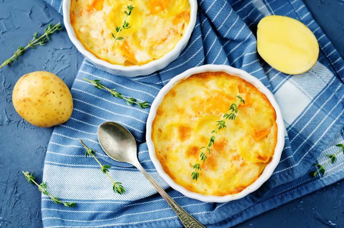 Ručak za pola sata: Složenac od krompira sa rendanim sirom u kremastom ...