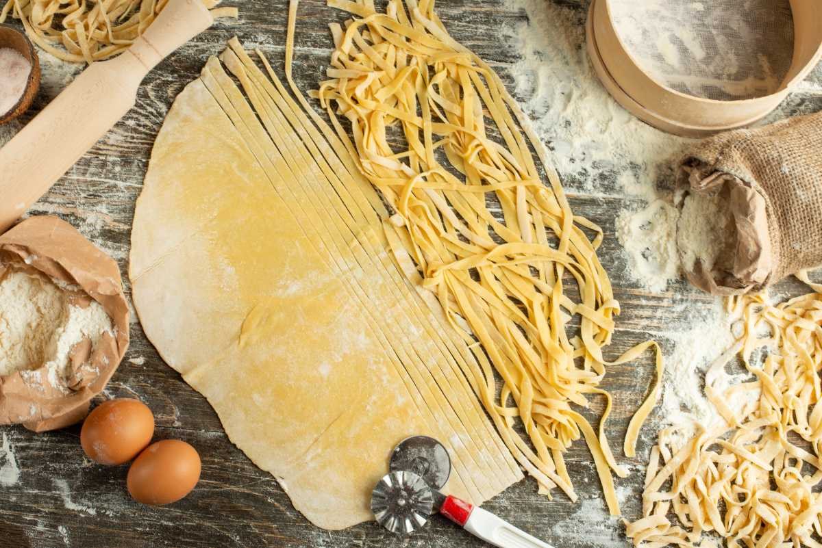 URADI SAMA: Napravite domaće FLEKICE I REZANCA od testa koje možete da ...