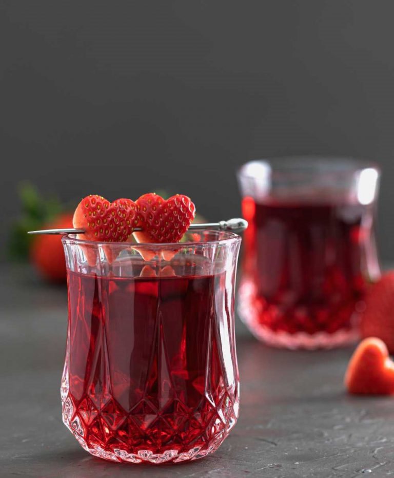 Žene će obožavati ovo piće: Domaći recept za LIKER OD ZOVE I JAGODA ...