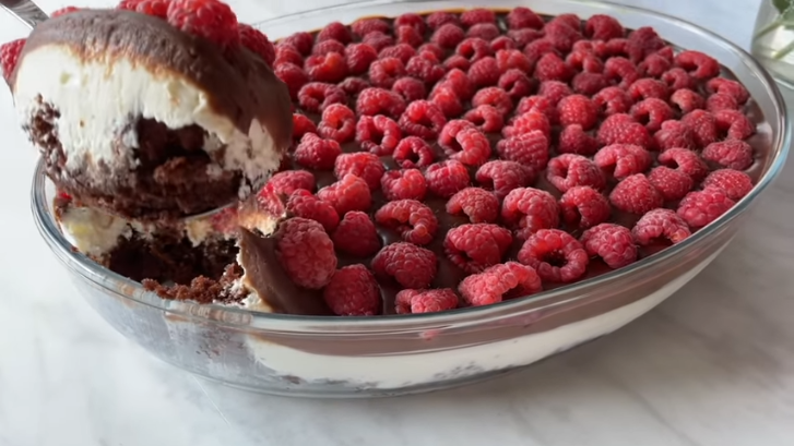 Recept za čokoladni kolač sa kremastim belim filom i malinama | Stvar ukusa