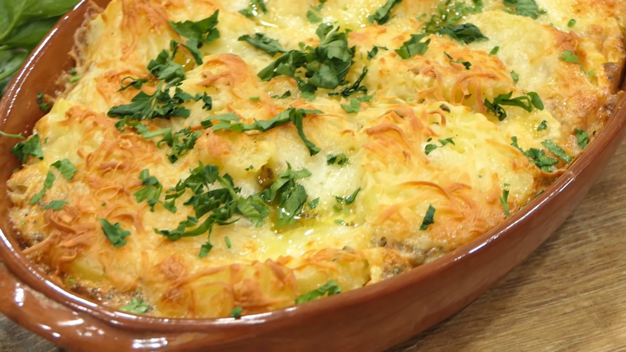 Zapečeni krompir sa sirom i jajima recept | Stvar ukusa