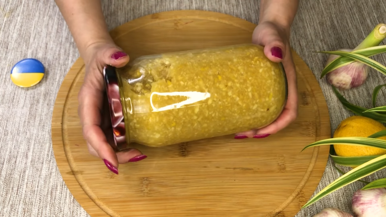 Moćan prirodni napitak od limuna, belog luka i meda recept | Stvar ukusa