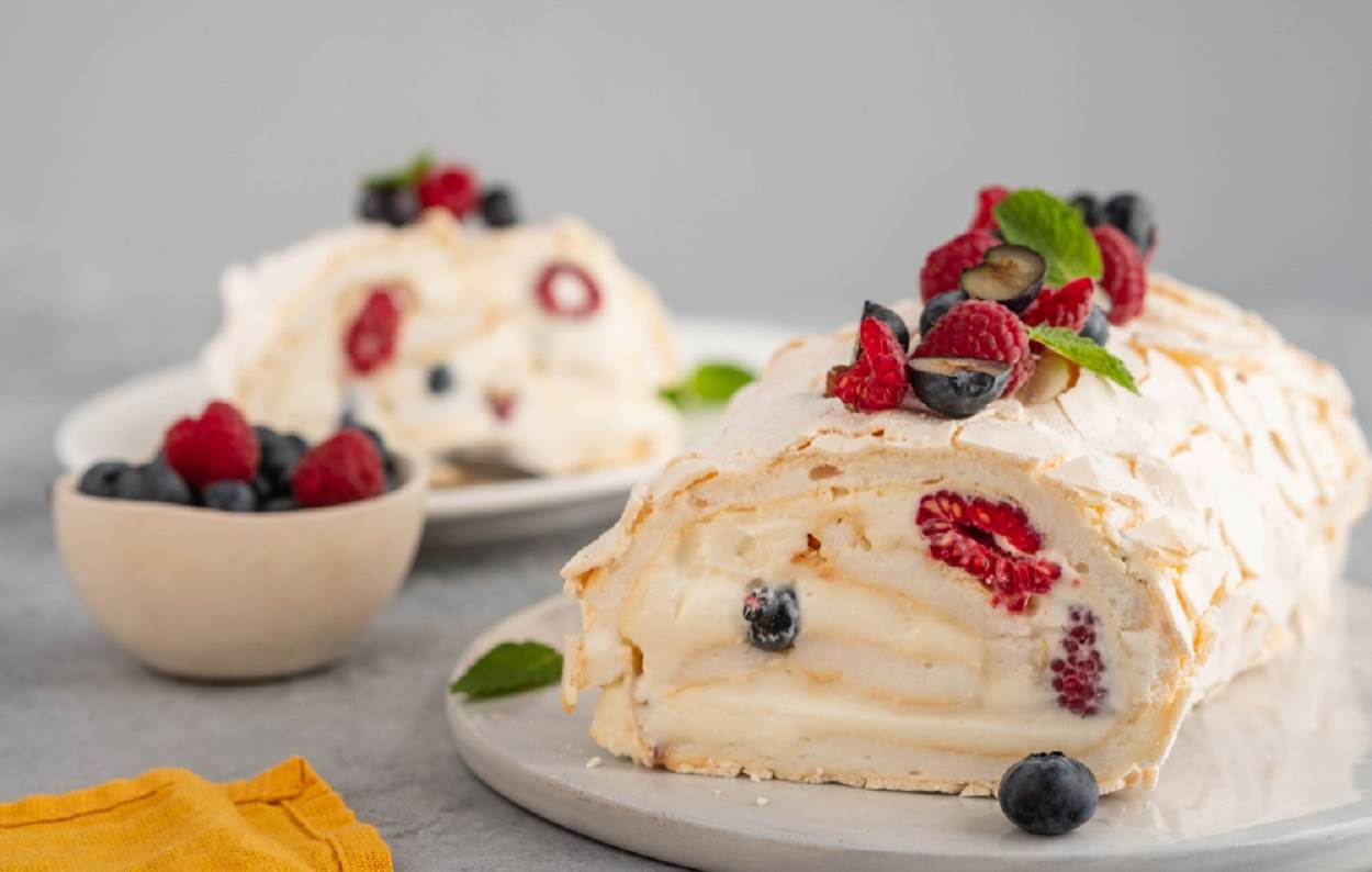 Puslica rolat sa malinama i borovnicama recept | Stvar ukusa