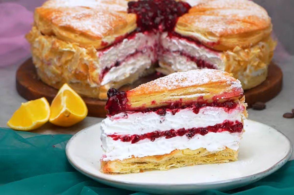 Krempita torta sa lisnatim testom i voćem | Stvar ukusa