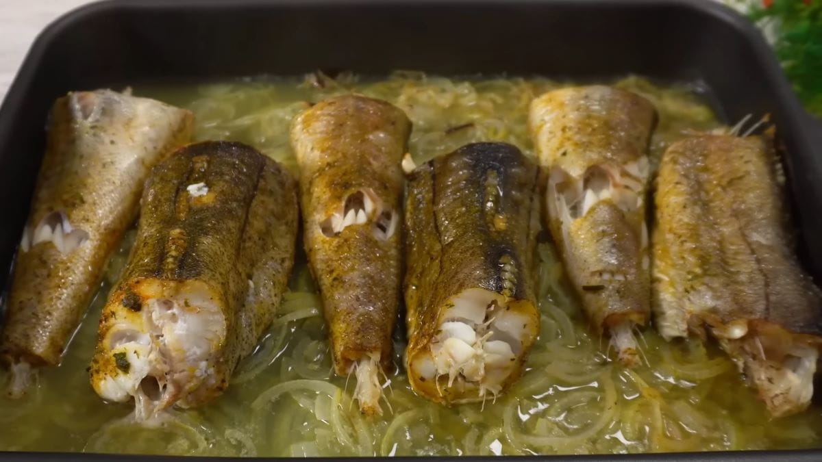 Recept za ribu na crnom luku iz rerne | Stvar ukusa