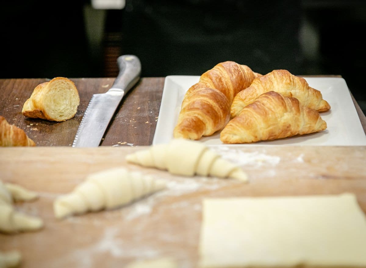 Profesionalni kuvari otkrivaju trikove za francuske kroasane recept ...