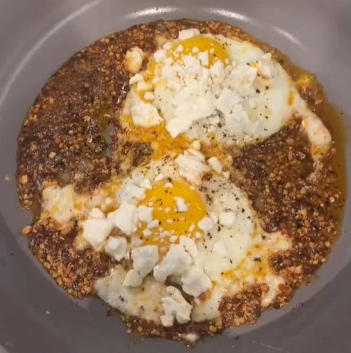 Recept za jaja na oko sa feta sirom | Stvar ukusa