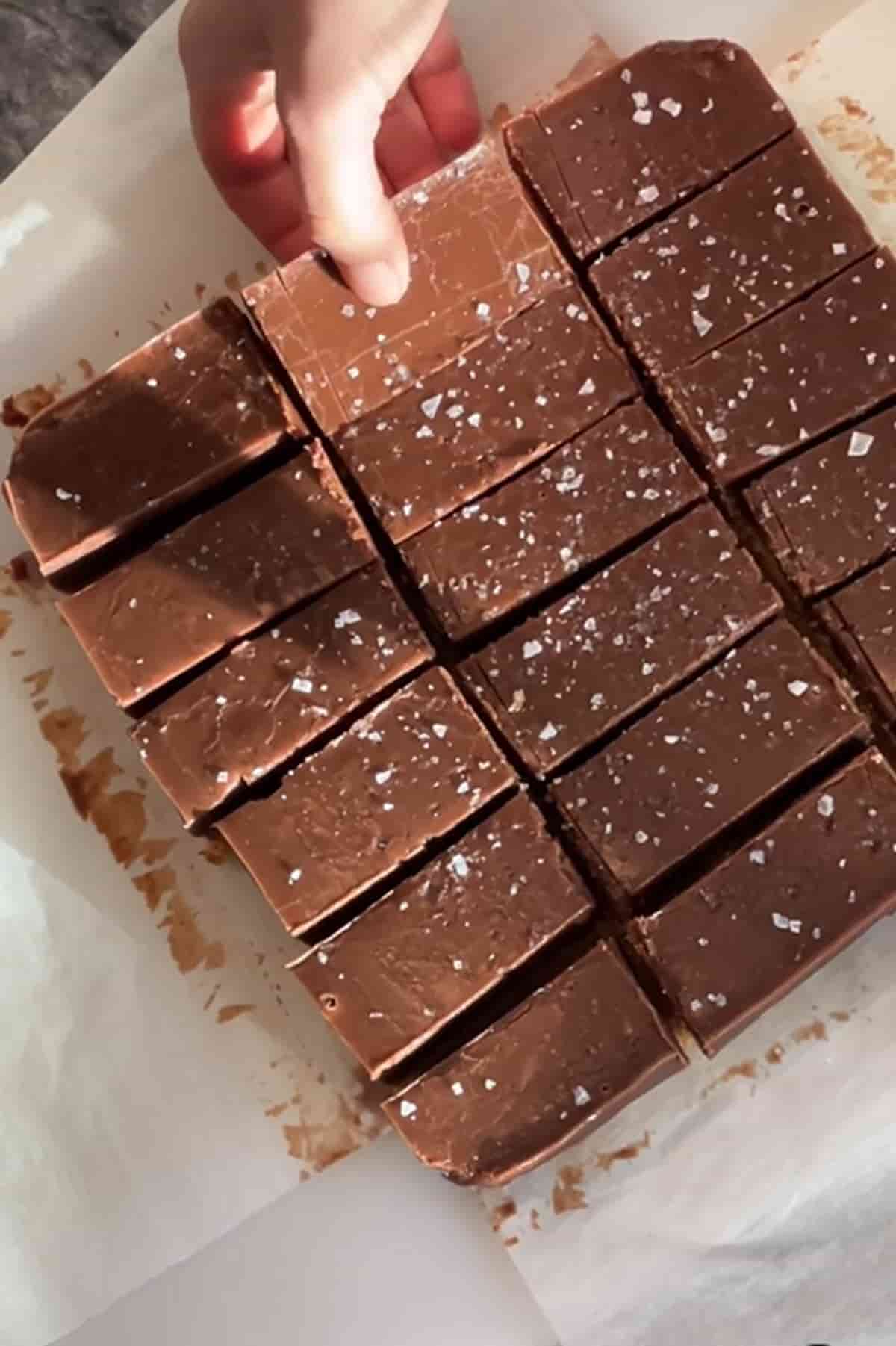 Sitni kolači sa slanom karamelom i čokoladom recept | Stvar ukusa