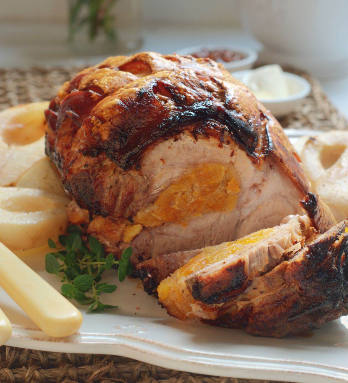 Recept za pečenu svinjsku plećku punjenu voćem | Stvar ukusa