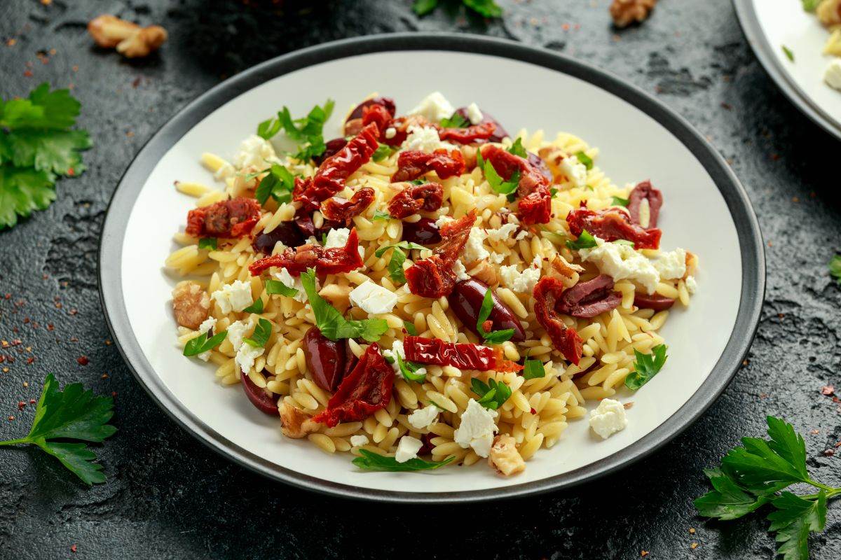 Recept za mediteransku feta salatu sa testeninom | Stvar ukusa