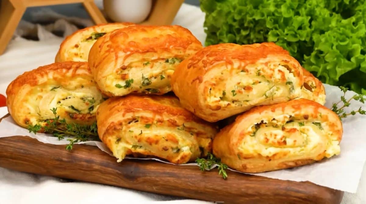 Recept za pecivo sa dve vrate sira i peršunom | Stvar ukusa