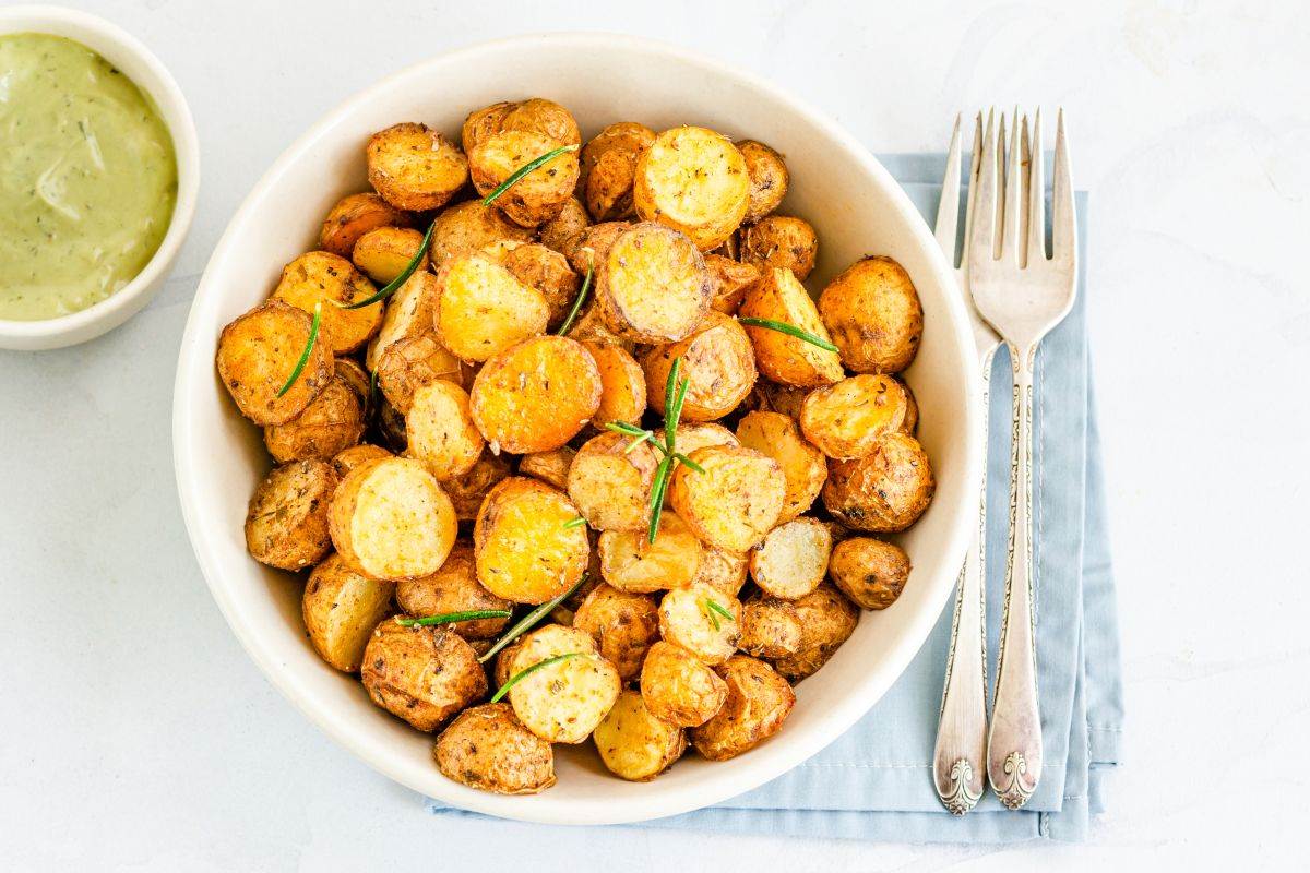 Recept za pikantne krompire iz rerne sa sosom od pečenog belog luka ...