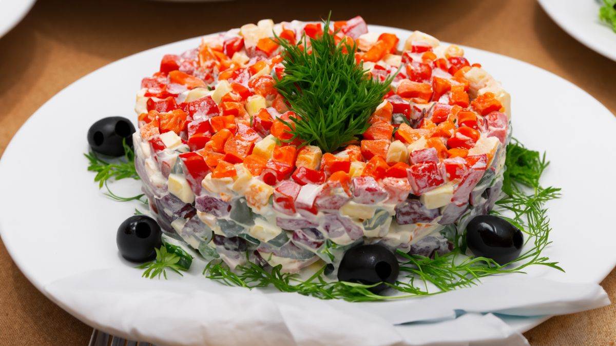 Recept za raskošnu obrok salatu sa majonezom, svinjetinom i pečurkama ...