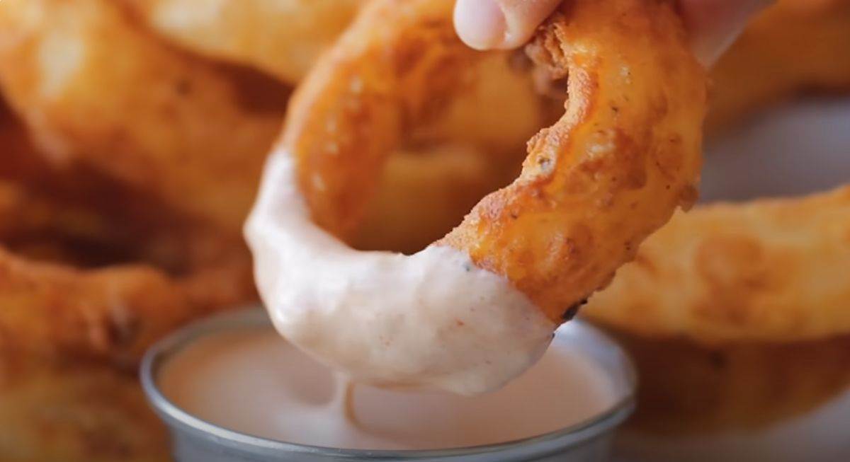 Recept za čuvene onion rings sa sosom | Stvar ukusa