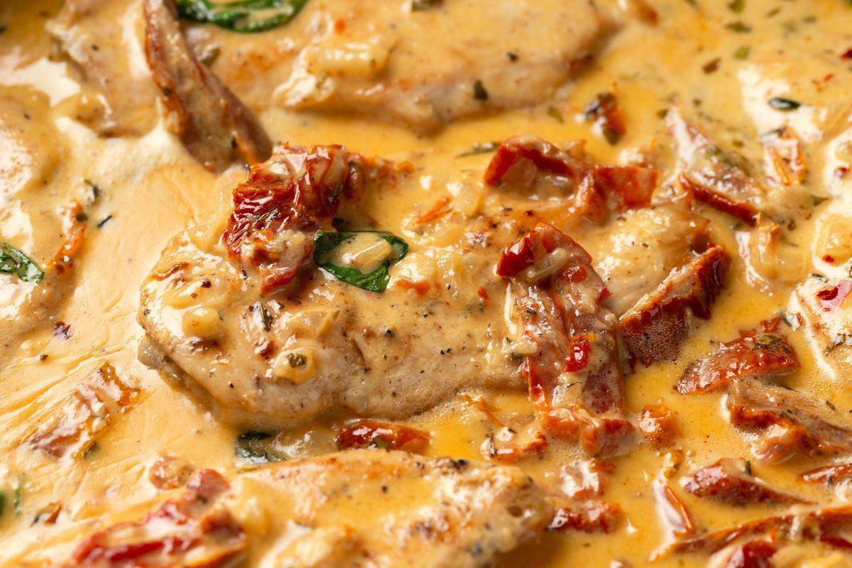 Recept za pileći file u aromatičnom sosu od pavlake i paradajza | Stvar ...