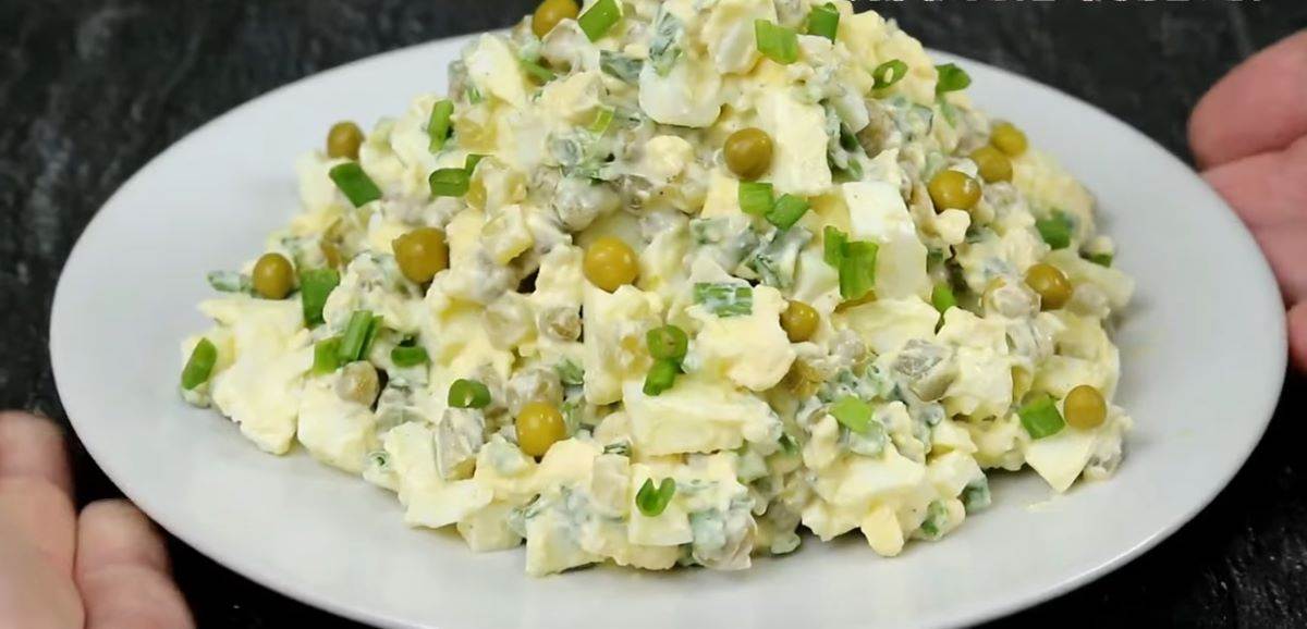 Recept za brzinsku salatu sa kuvanim jajima, graškom i krastavčićima ...