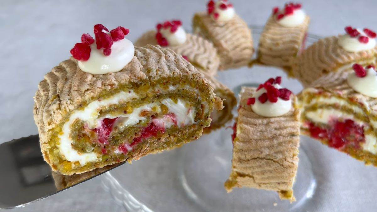 Recept za puslica rolat sa jagodama i pistaćima | Stvar ukusa