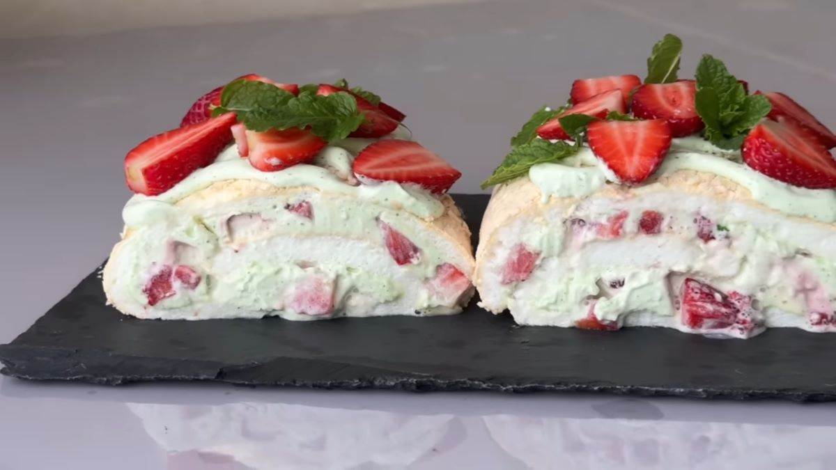 Recept za puslica rolat sa filom od mente i jagodama | Stvar ukusa