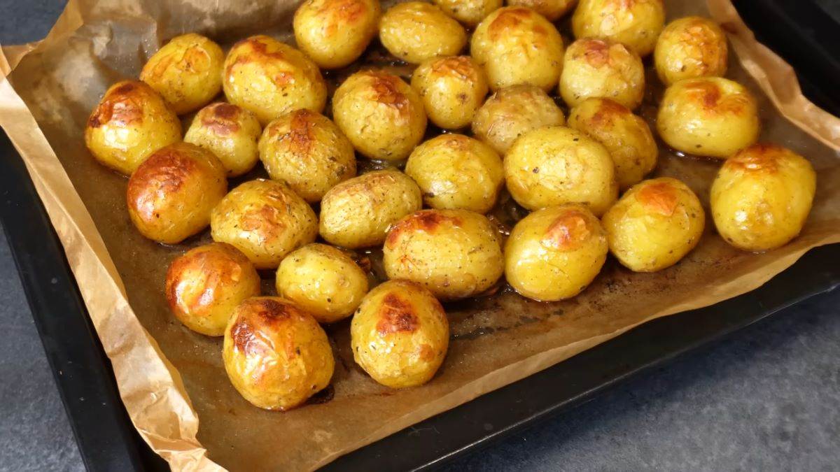 Tajna savršenih mladih krompirića – recept za pečenje u pek papiru ...