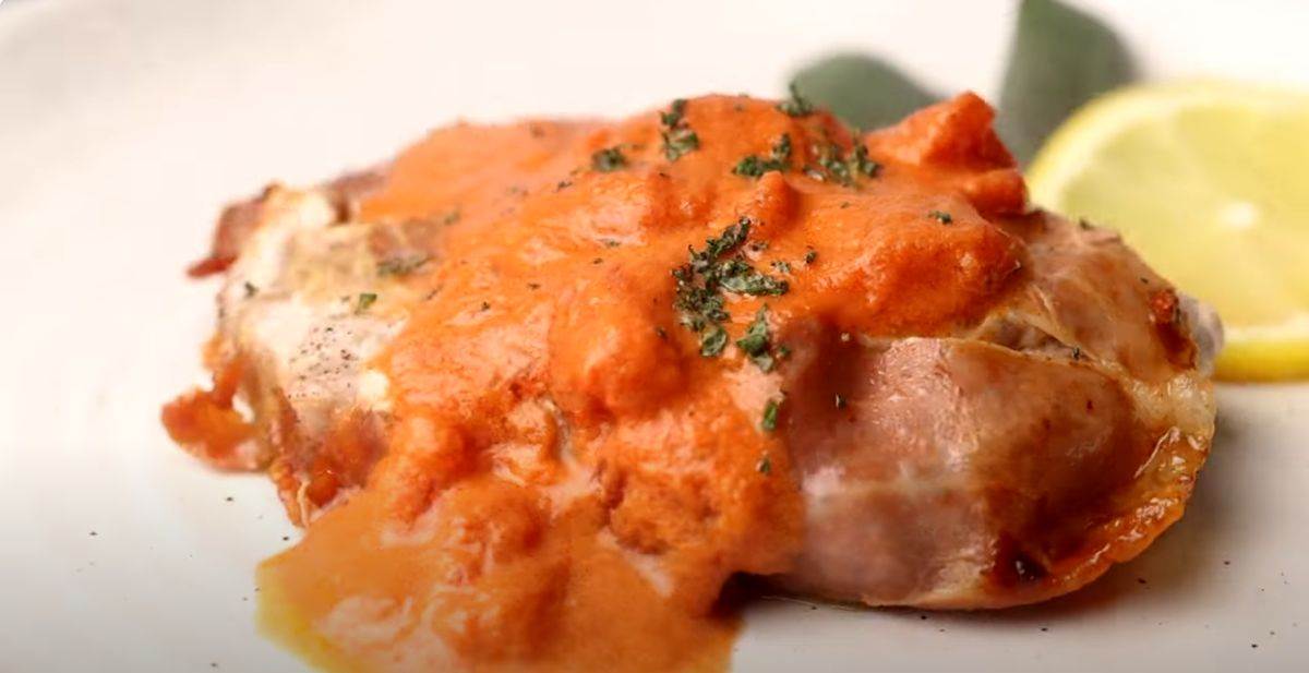 Recept za svinjski file umotan u pršutu i preliven sosom od paradajza ...