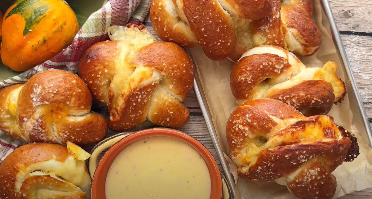 Recept za domaće perece punjene sirom | Stvar ukusa