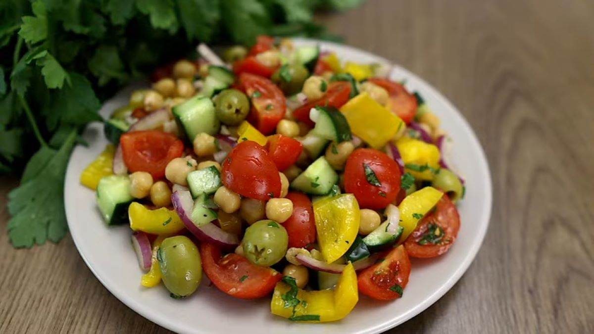 Šarena obrok salata sa leblebijama recept | Stvar ukusa